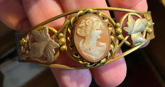 Victorian carved shell slide bracelet - Gem