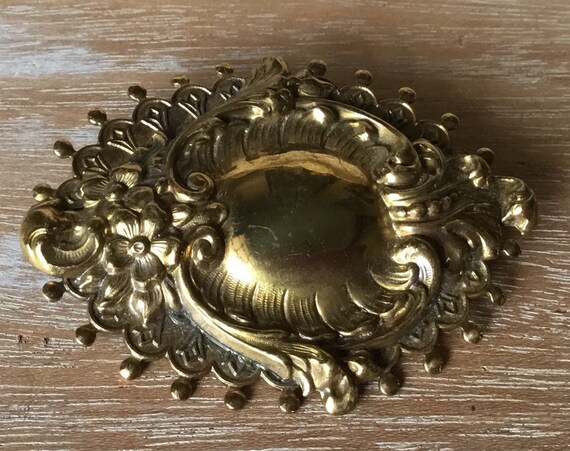 Large detailed brass brooch - Gem