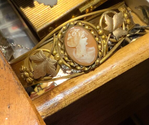 Victorian carved shell slide bracelet - Gem
