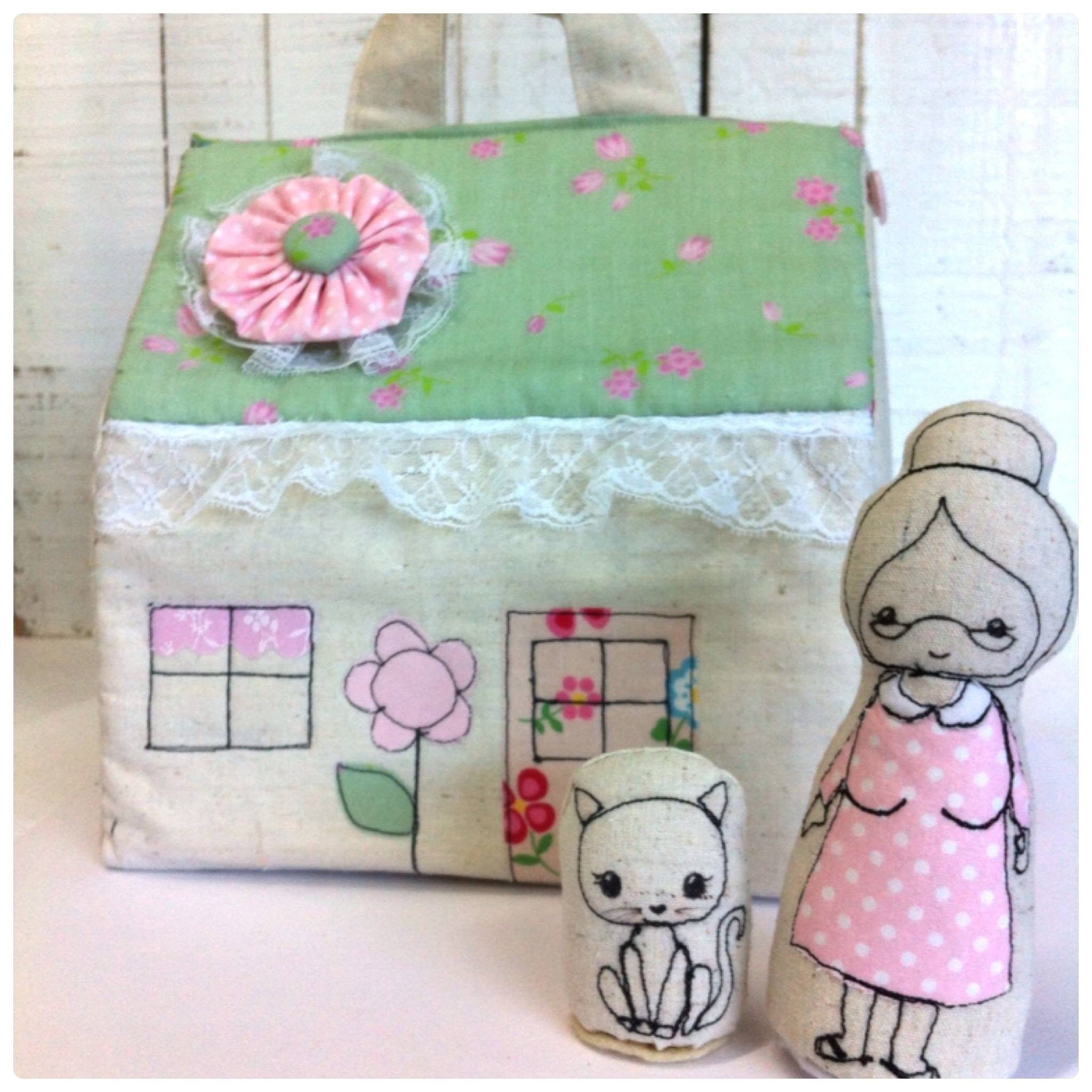 Pattern to Sew a Fabric Fold Out Cottage, Freemotion Embroidery and ...