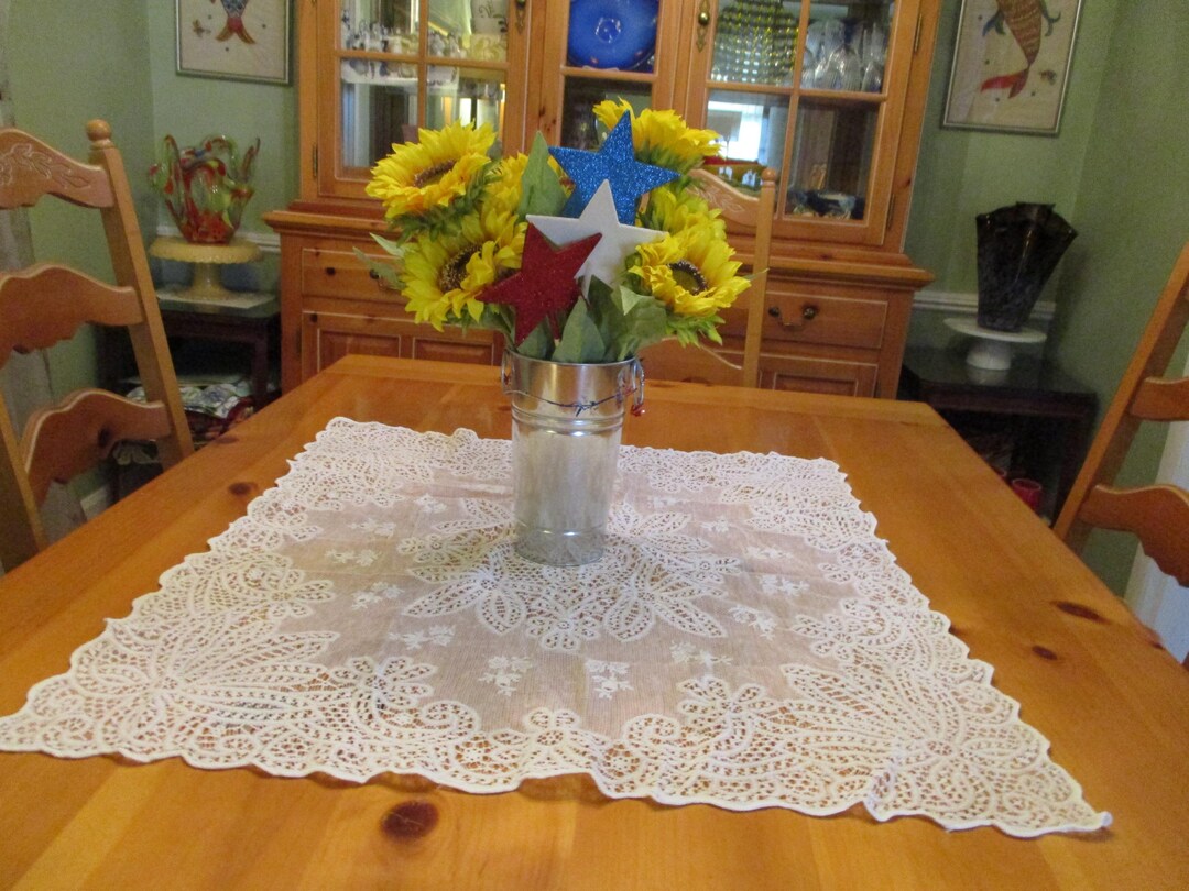 Vintage Quaker Lace or Quaker Lace Style Small Tablecloth Table Topper ...