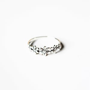 Silver Daisy Ring | Sterling Silver Dainty Flower Band Ring | Silver Thumb Ring for Her - Etsy