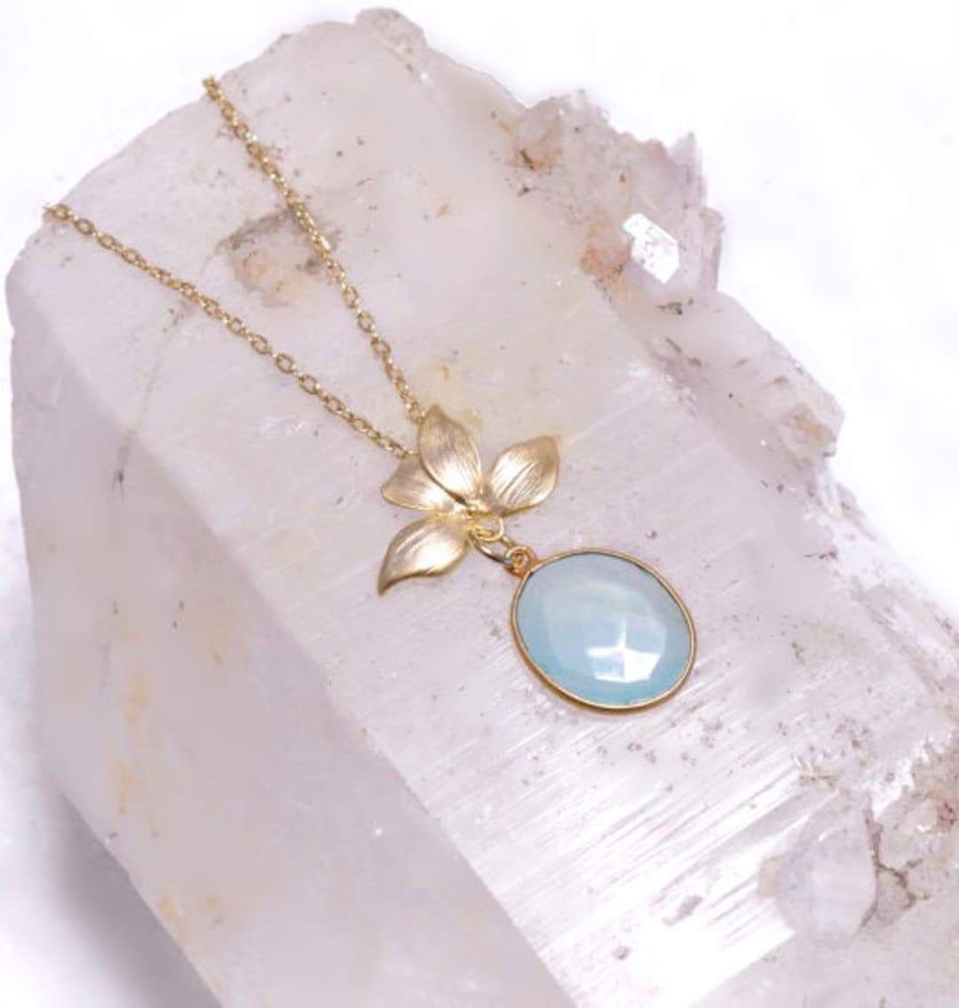 Collar de piedras preciosas de calcedonia con diseño de hoja en azul ...