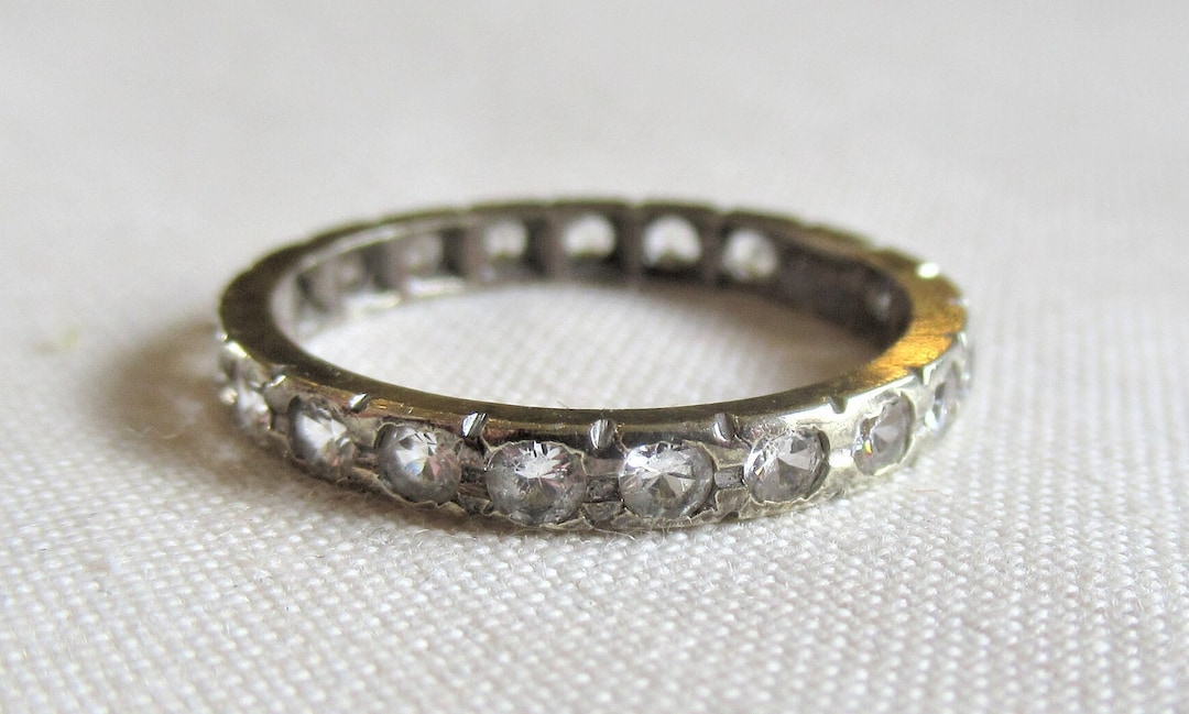 Vintage 80er Jahre 9 Karat Weißgold Eternity Ring Größe L besetzt mit ...