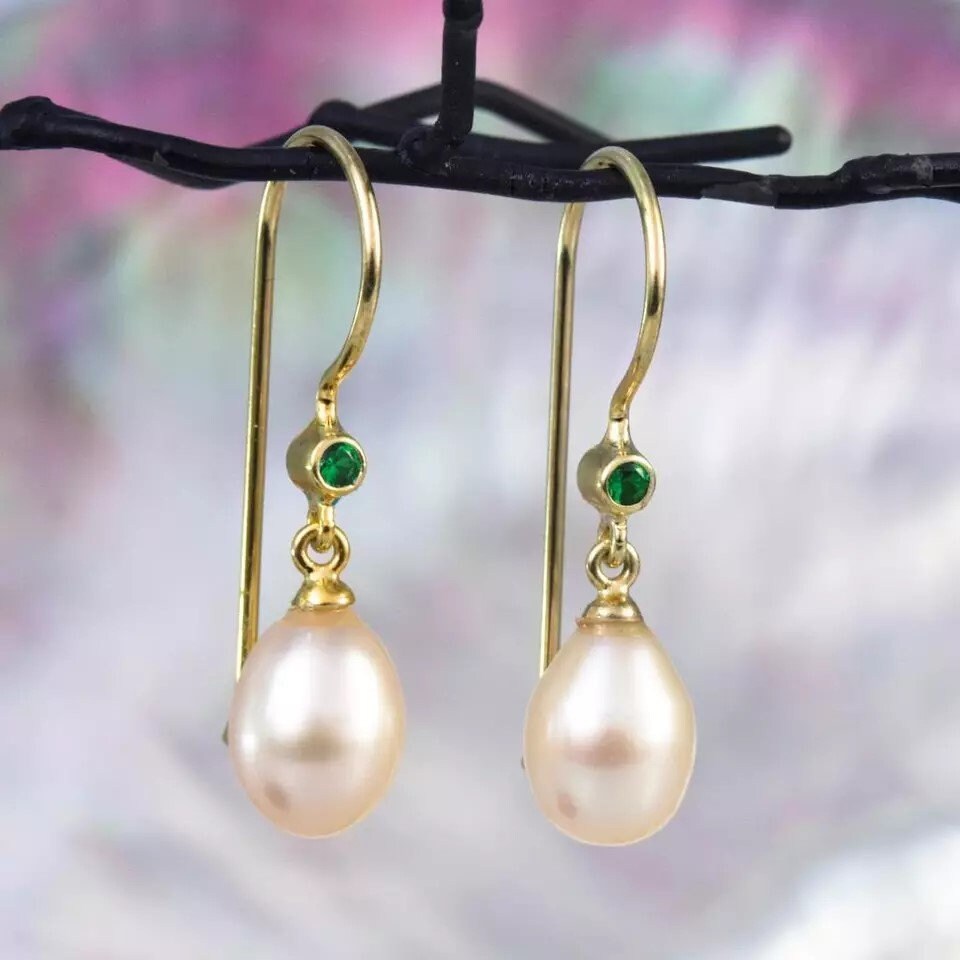 Queen Elizabeth II Inspired Style Earth Mined Emerald & Light Pastel ...