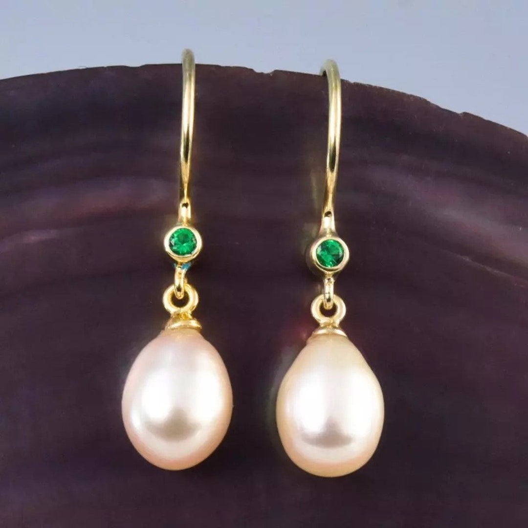Queen Elizabeth II Inspired Style Earth Mined Emerald & Light Pastel ...