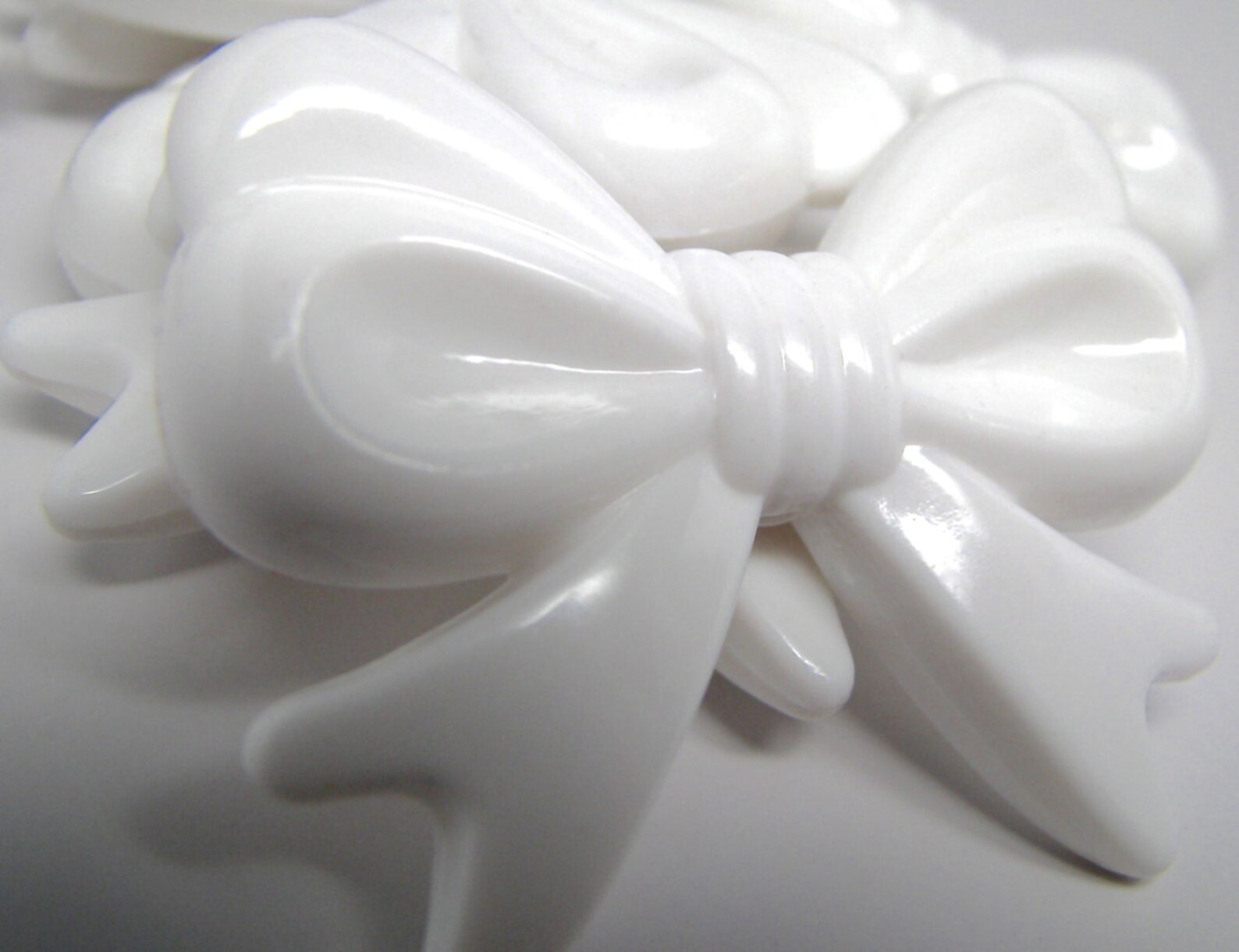 6 BIG WHITE BOW Beads, Acrylic Craft Beads, 36mm Long, 46mm Wide, 9mm ...
