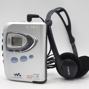 Vintage Sony Walkman Stereo Cassette Tape Player FM/AM Digital Tuner ...