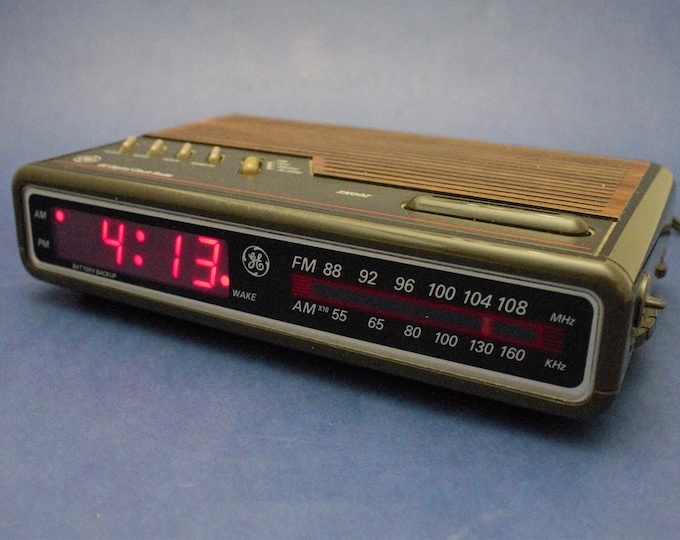 Vintage Digital Alarm Clock Radio AM-FM Tuner Red Lit LED Time Display ...