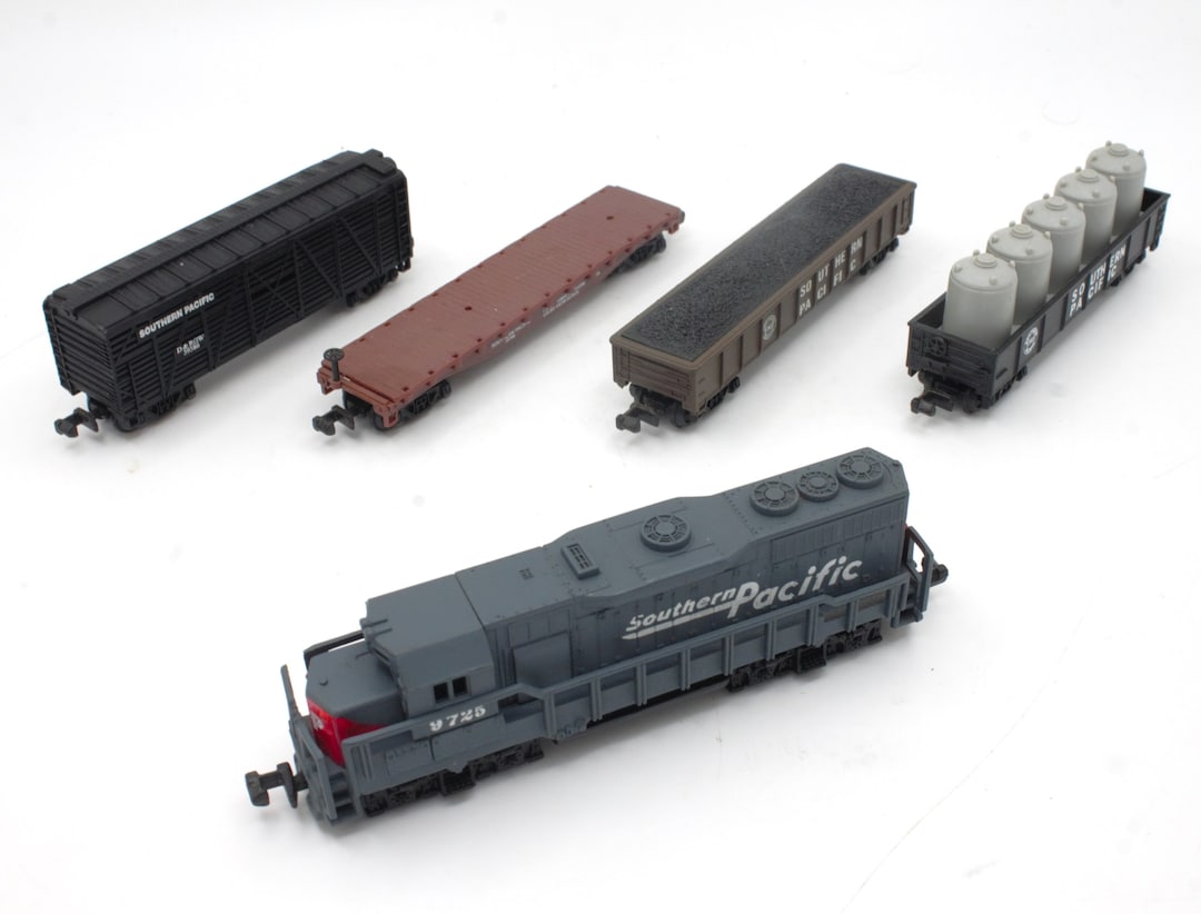 Vintage N Scale Miniature Train Set Diesel Engine and 4 Cars Free ...