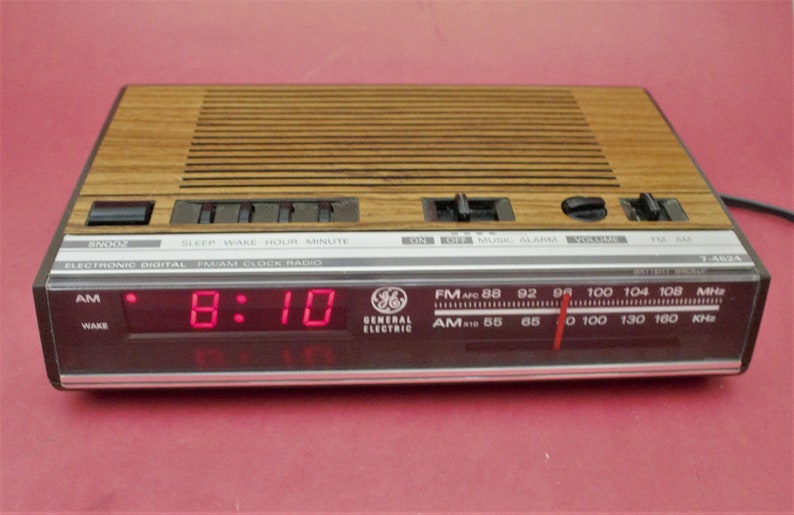 Vintage Digital Alarm Clock AM-FM Radio Tuner Walnut Woodgrain - Etsy Vintage Digital Alarm Clock AM-FM Radio Tuner Walnut Woodgrain - Etsy