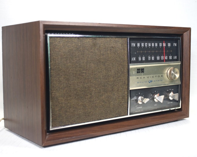 Vintage AM/FM Solid State Radio Walnut Woodgrain Cabinet Cloth Covered ...