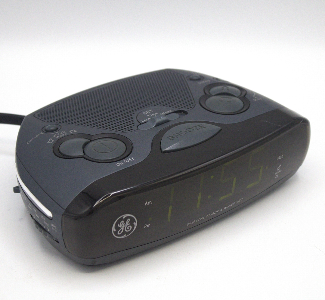 Vintage Digital Alarm Clock Radio Green LED Light Time Display AM/FM ...