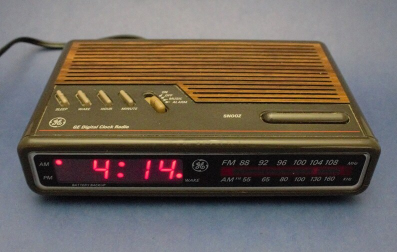 Vintage Digital Alarm Clock Radio AM-FM Tuner Red Lit LED Time - Etsy