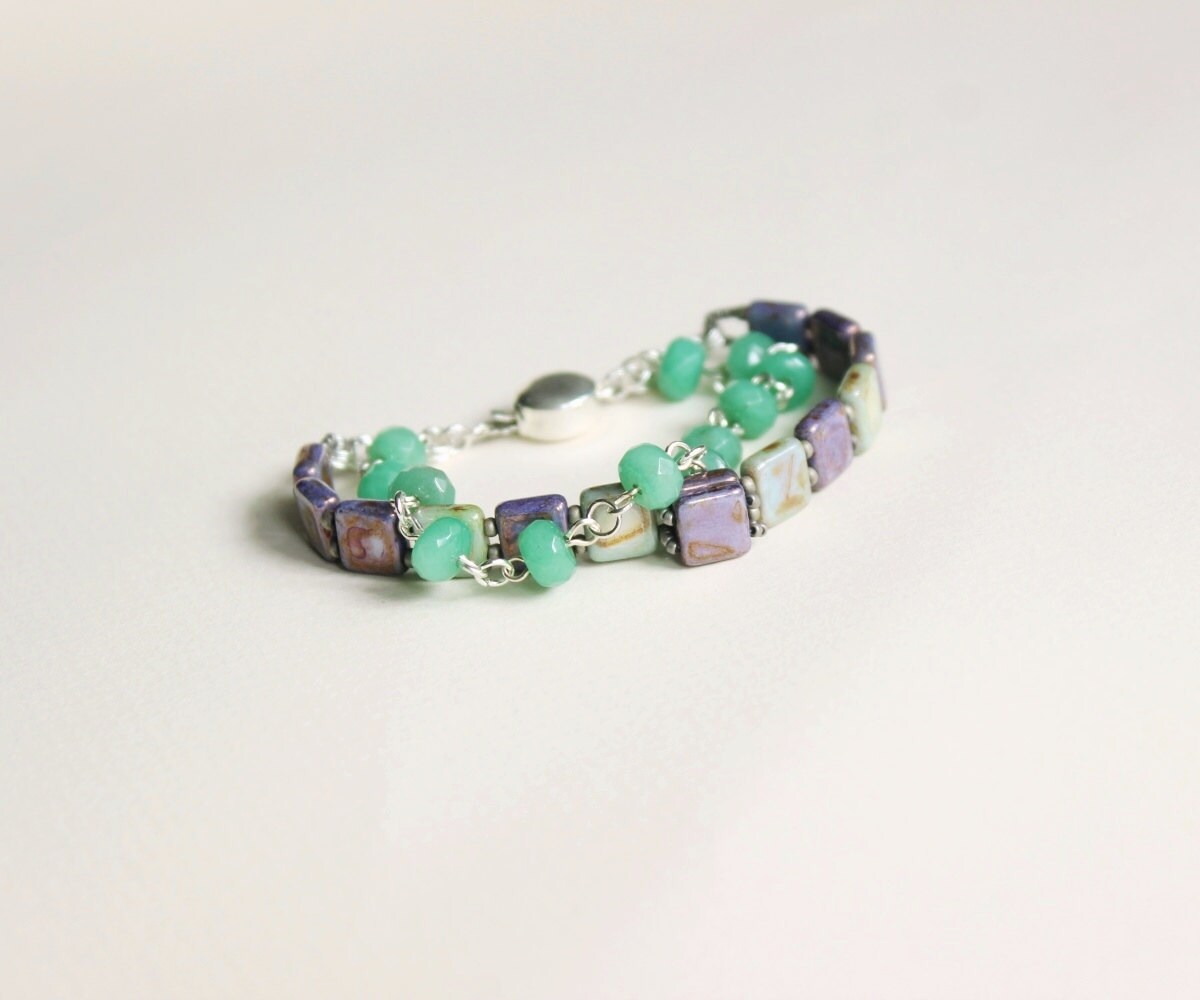 Erbe di fiume. Bracciale di perline, braccialetto viola verde ...
