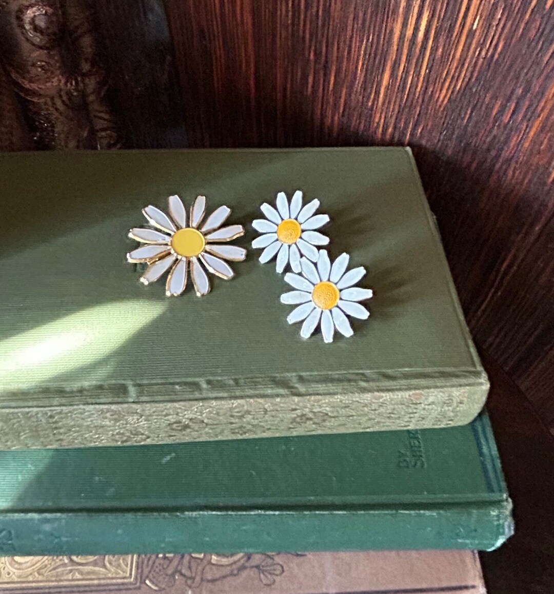 Daisy Pin and Earrings Set - Etsy