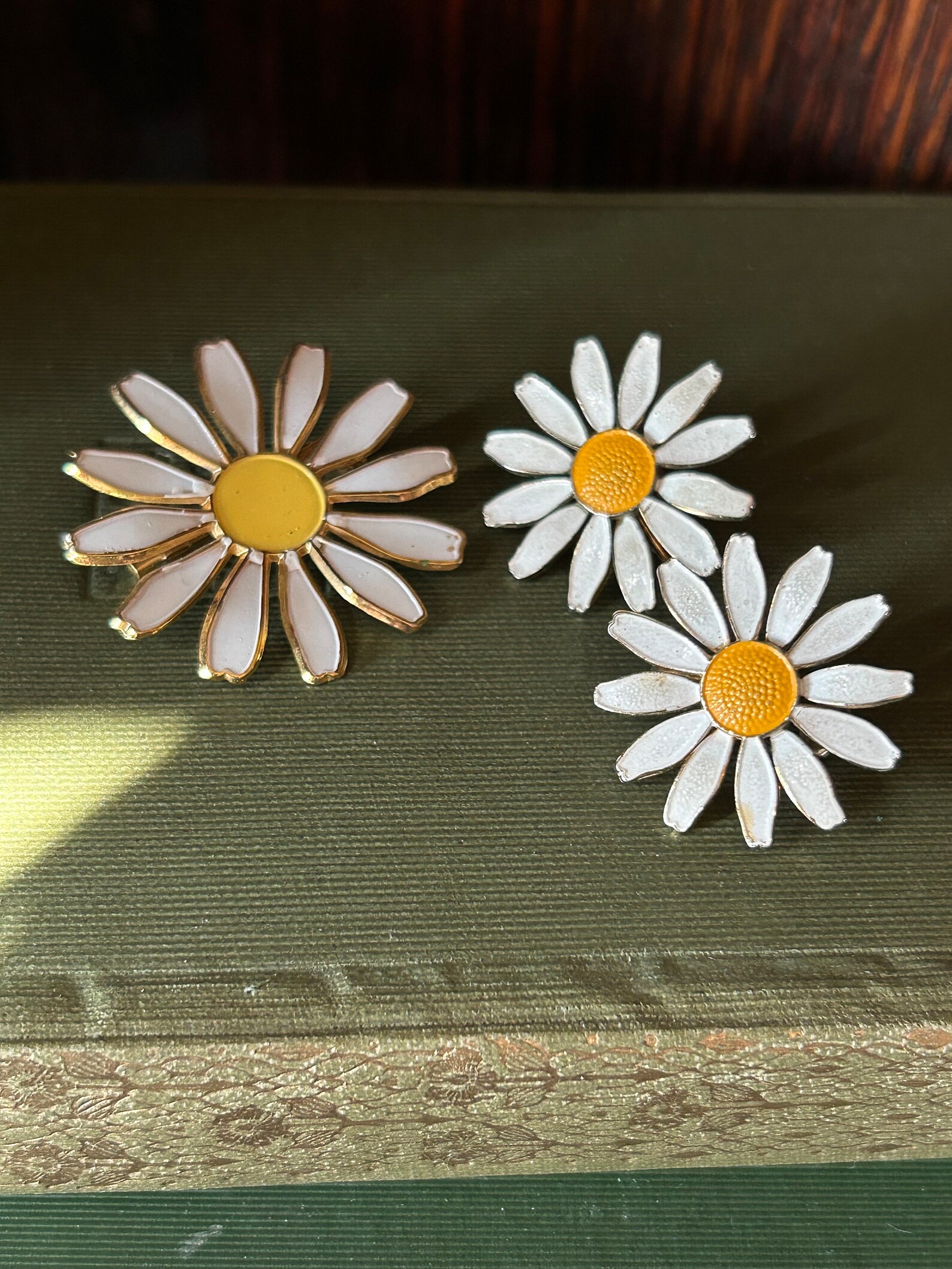 Daisy Pin and Earrings Set - Etsy