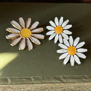 Daisy Pin and Earrings Set - Etsy