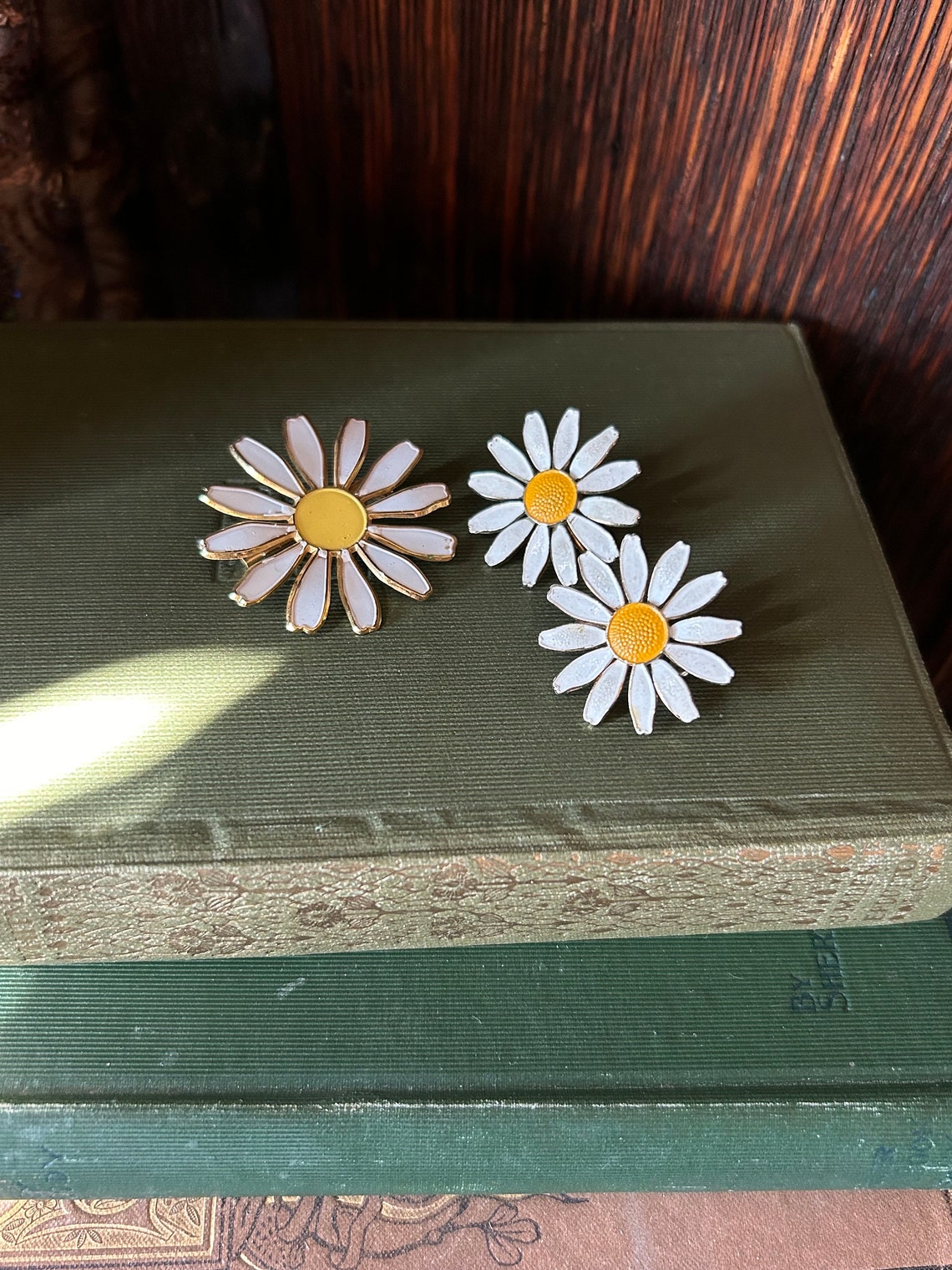 Daisy Pin and Earrings Set - Etsy