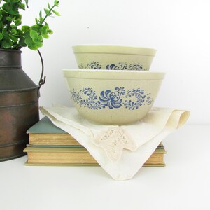 Vintage Pyrex Mixing Bowl Set Homestead 401 and 402 - Country Kitchen ...