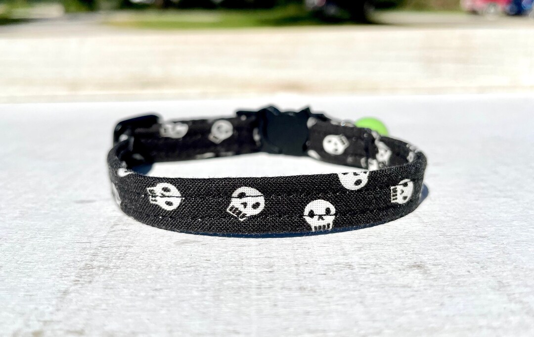 Skull Cat Collar, Halloween Black and White "mini Skull" Breakaway ...