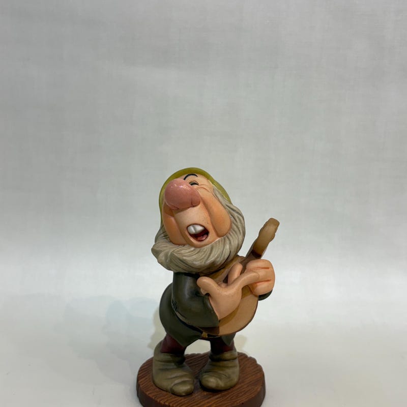 Figurine Sneezy - Etsy