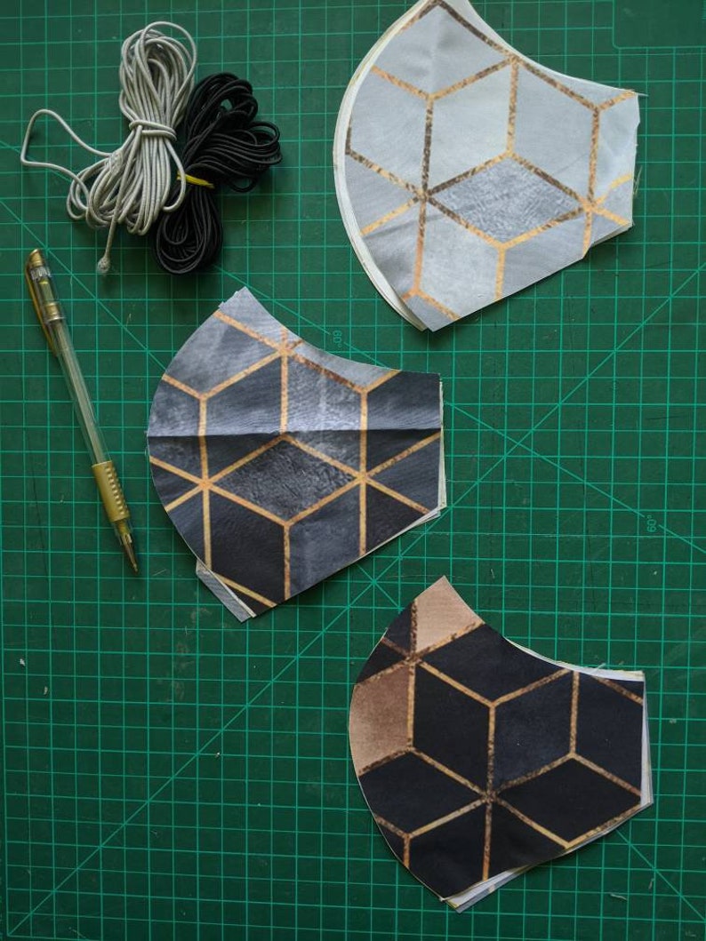 Gradient Cubes Fitted Face Mask With Nose Bridge Adjuster in - Etsy