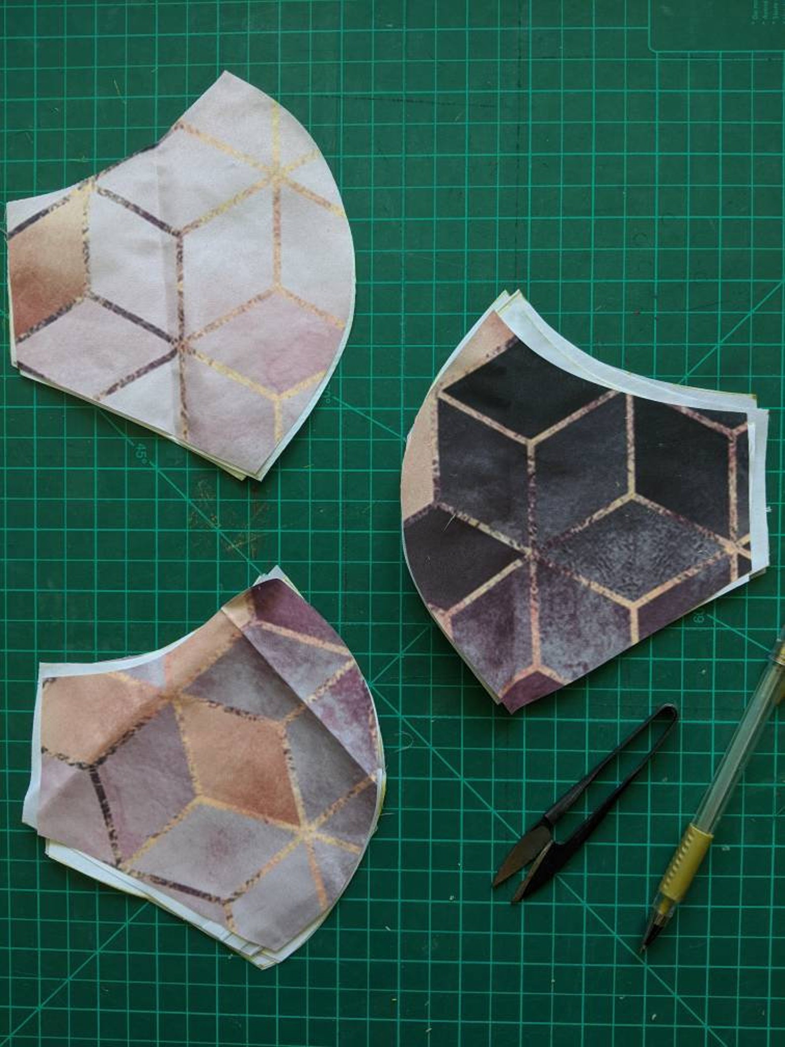 Gradient Cubes Fitted Face Mask With Nose Bridge Adjuster in - Etsy