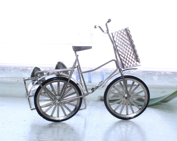 Salt & Pepper Shakers - RedRiverAntiques