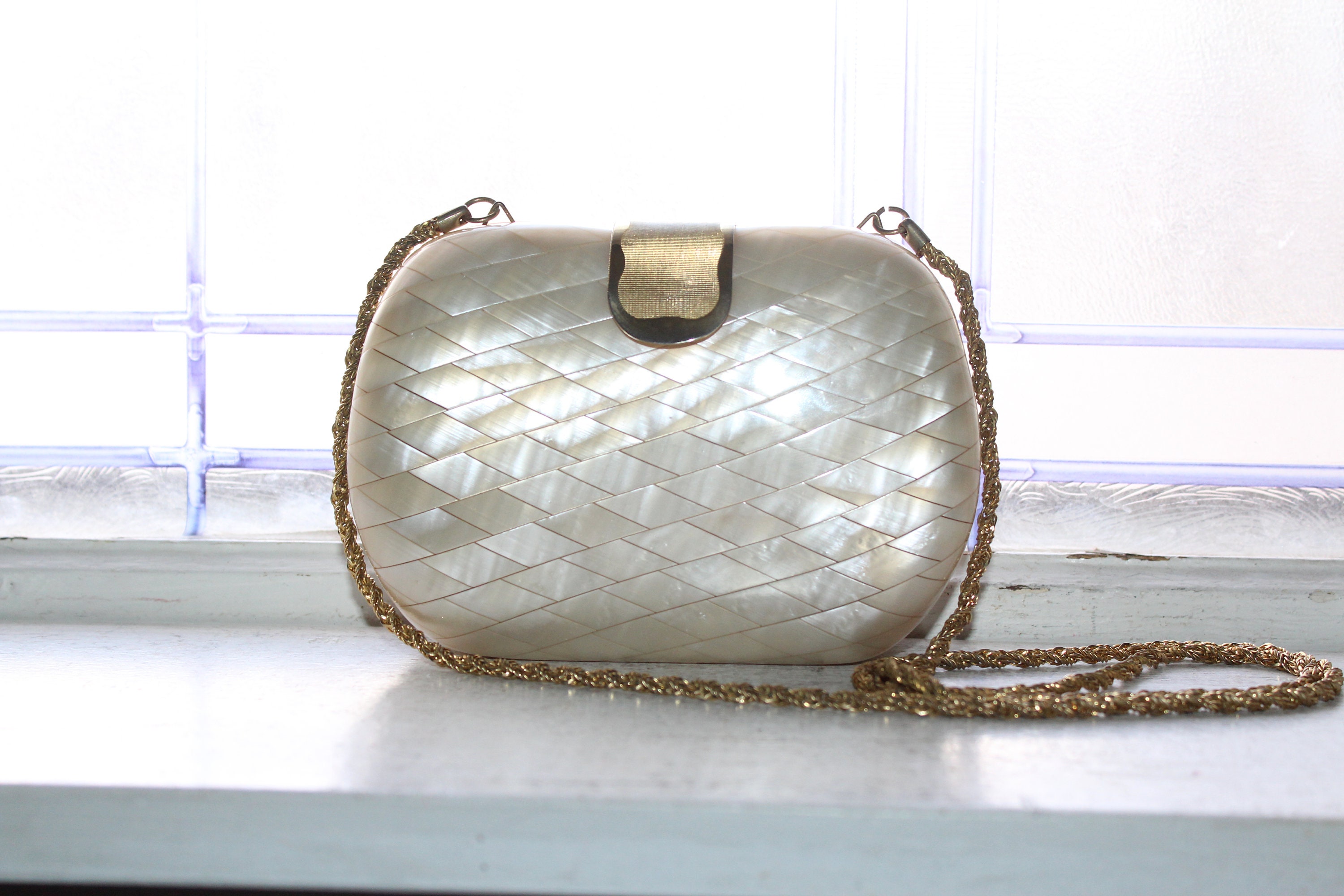 Vintage Boho Style Diamond Shell Purse with Long Chain Handle