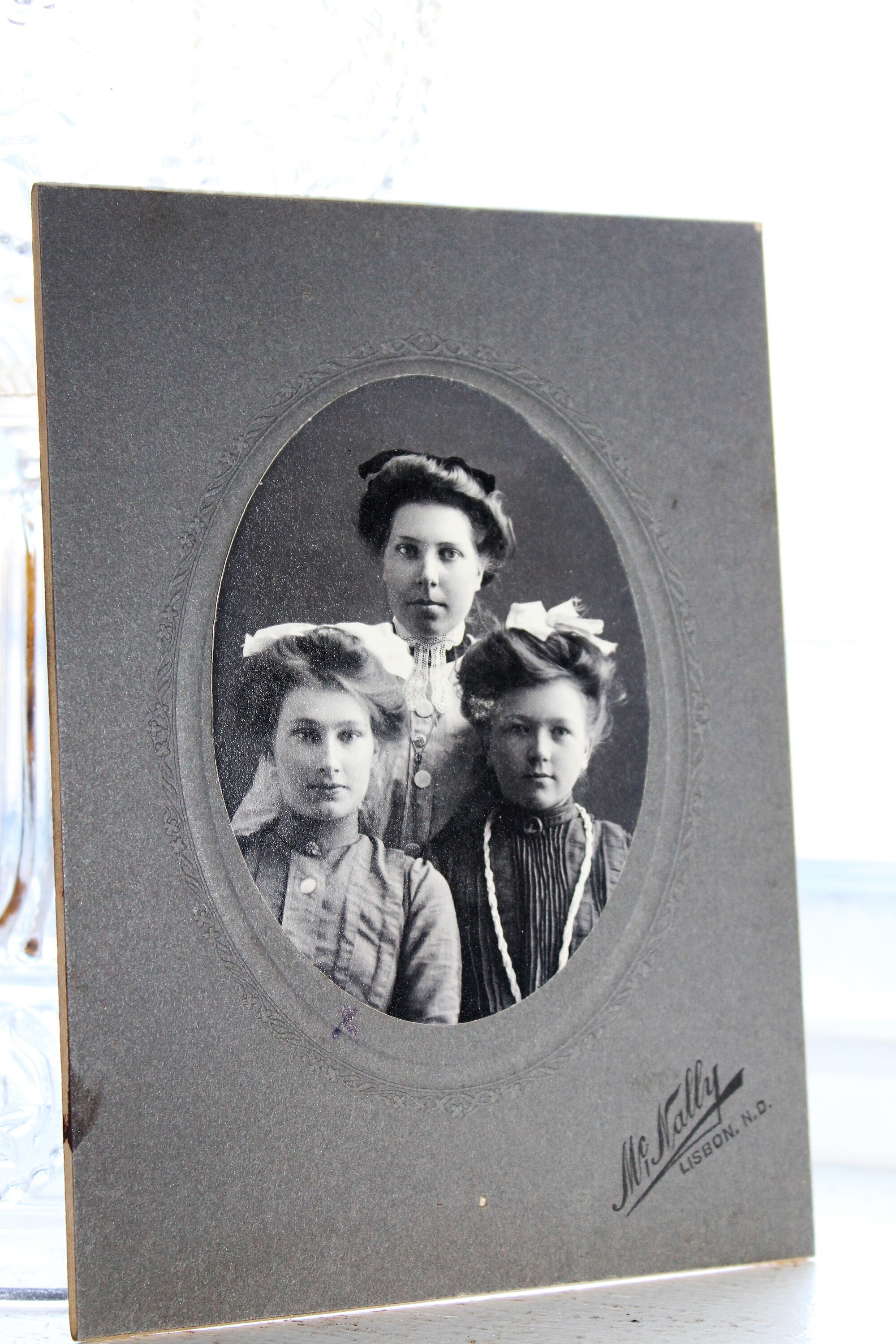 Victorian Photograph Cabinet Card of 3 Sisters Antique 1800s