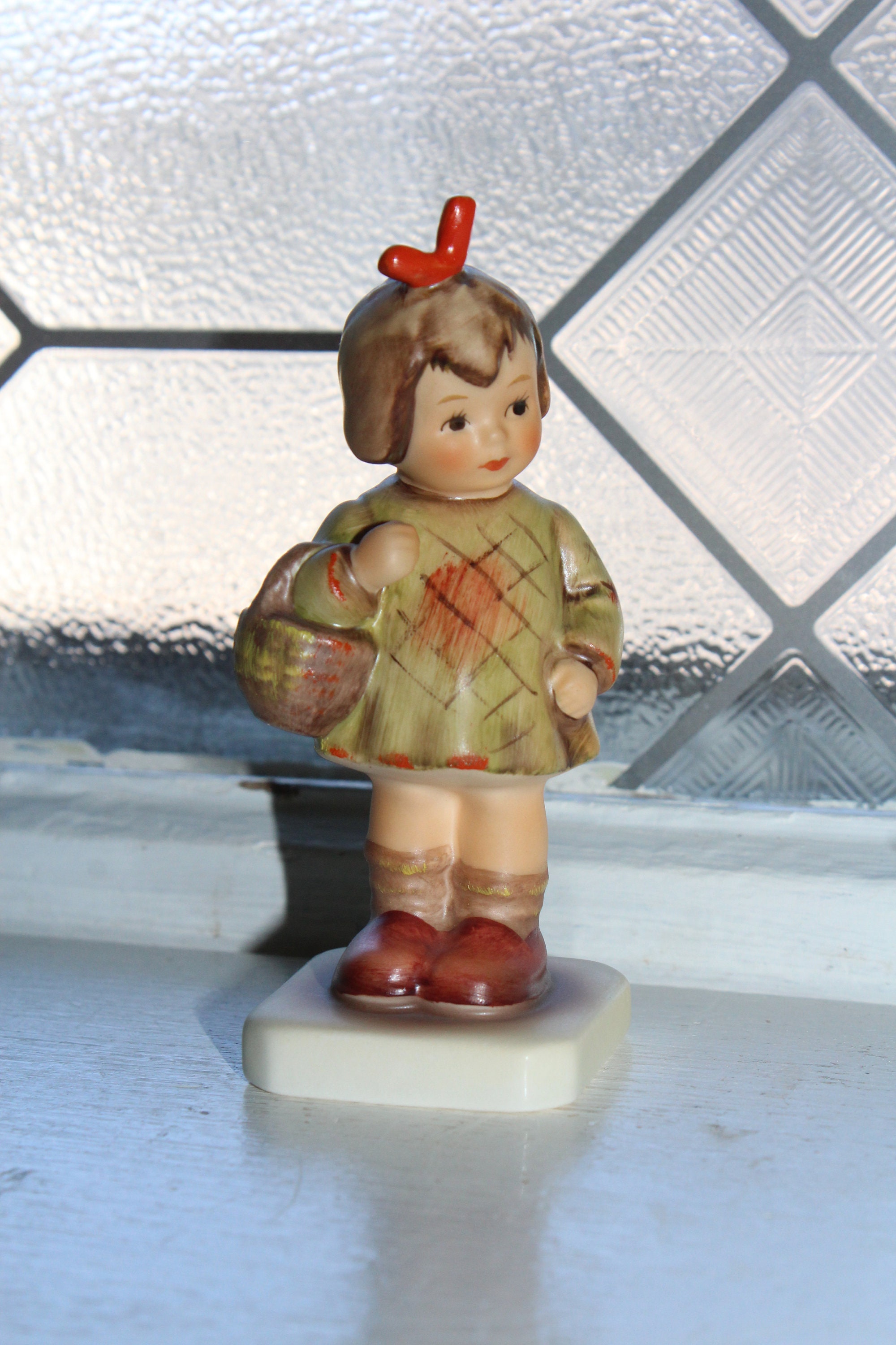 Goebel Hummel Collectors Club Figurine I Brought You A Gift 479 TMK6