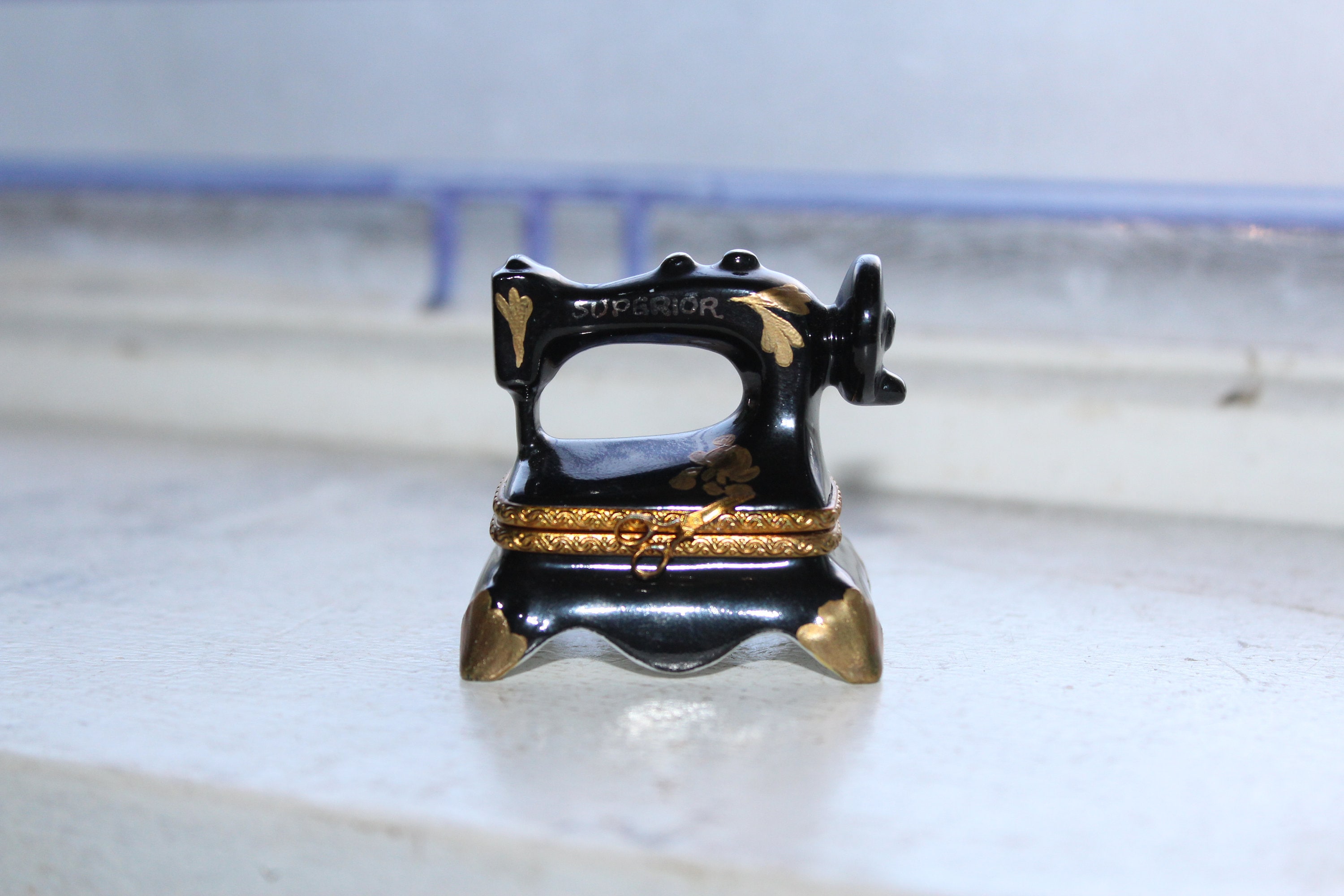 Vintage Limoges Peint Main Trinket Box Superior Sewing Machine