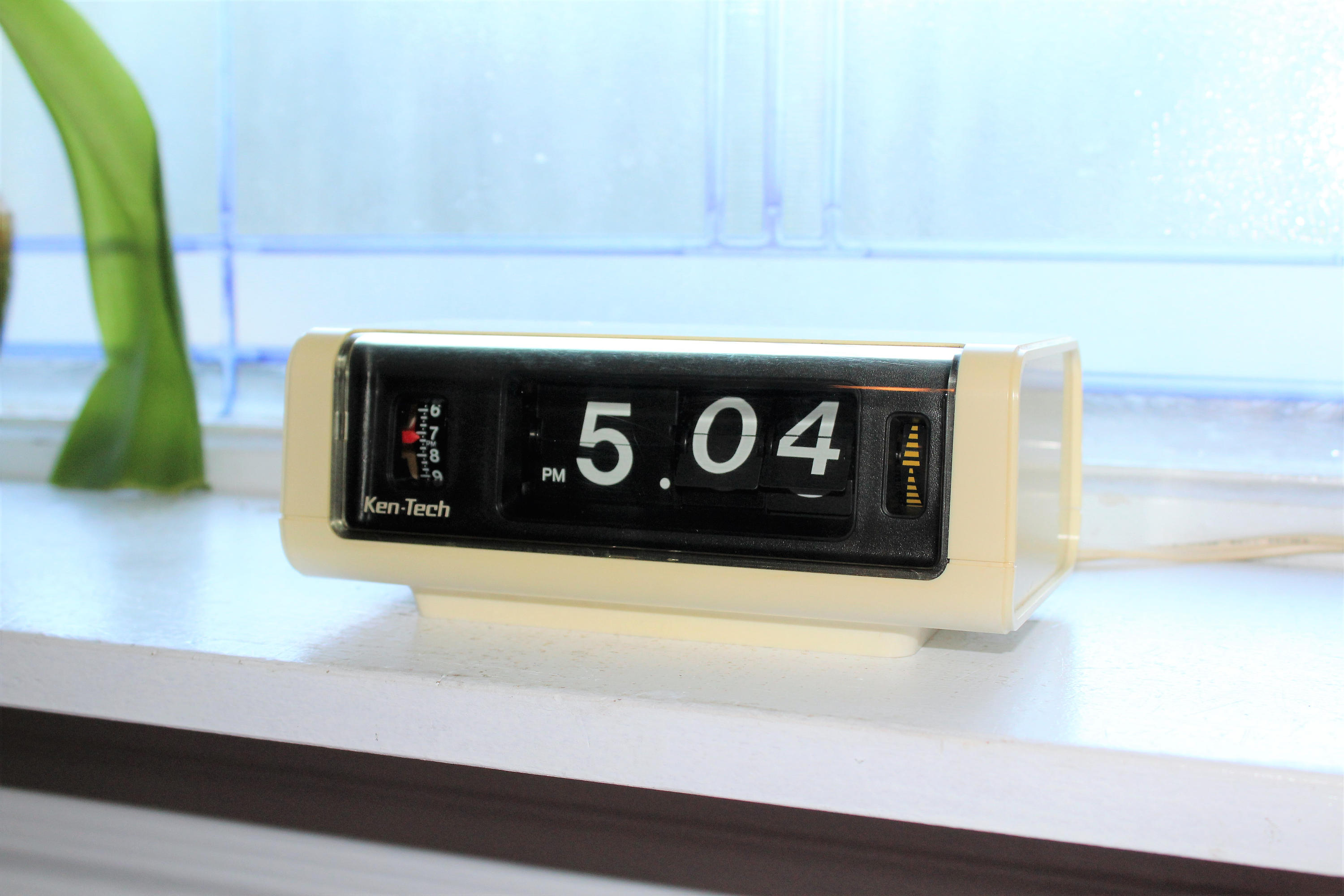 1970s White Ken Tech Flip Clock Vintage Model T-420 Mid Mod