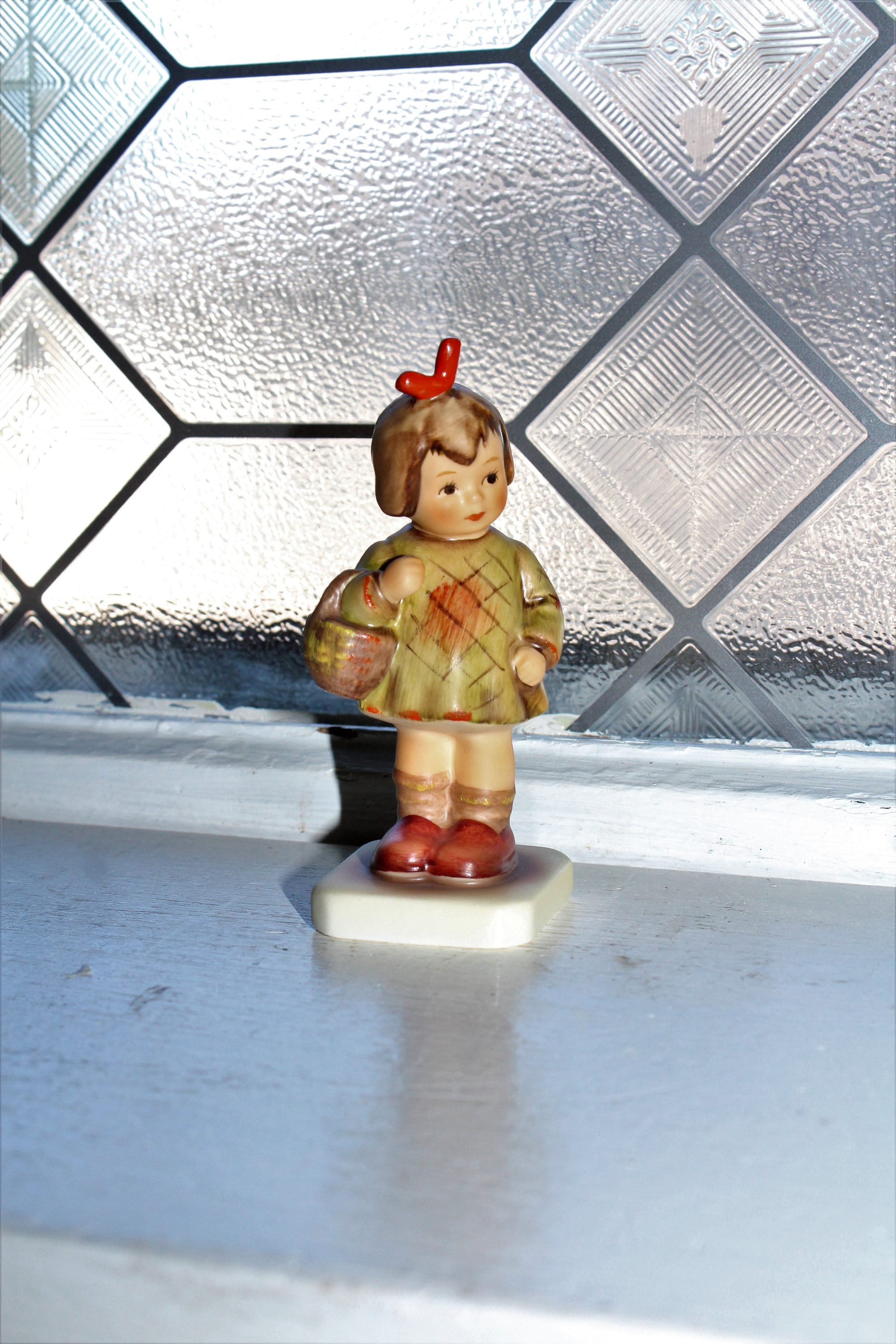Goebel Hummel Collectors Club Figurine I Brought You A Gift 479 TMK6