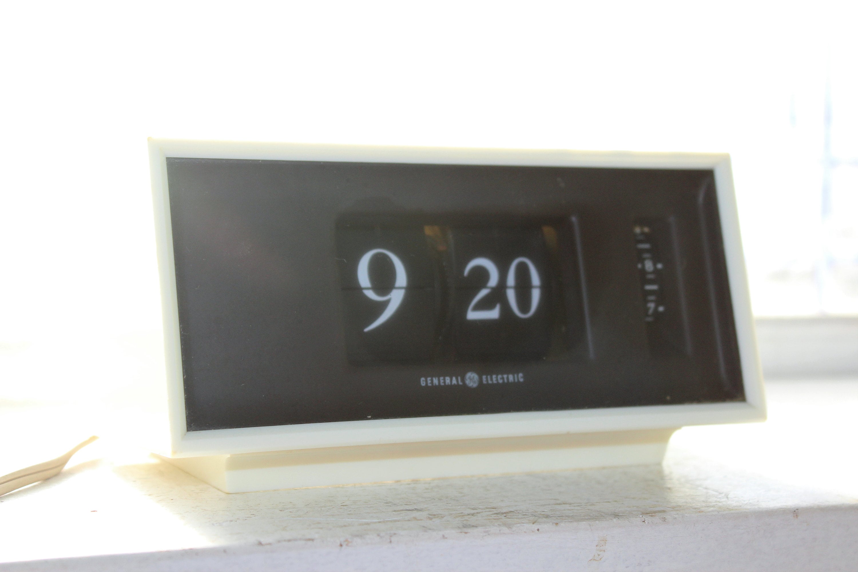 1970s White Flip Clock Vintage General Electric Model 8115