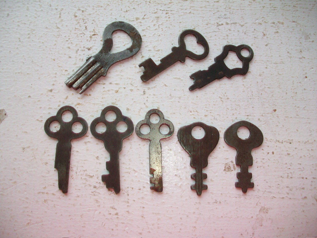 8 Antique Keys Medium Sized
