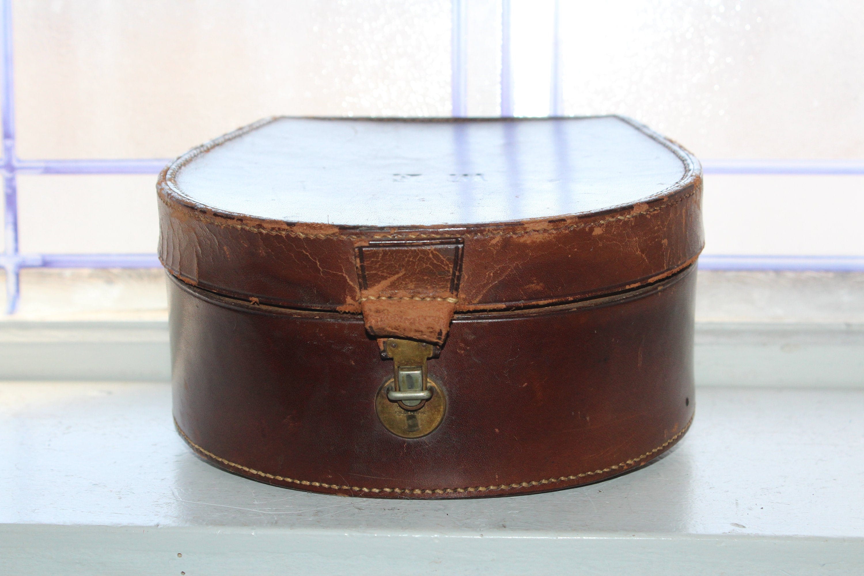Antique Leather Edwardian Collar Box with Arrow Falcon Collar