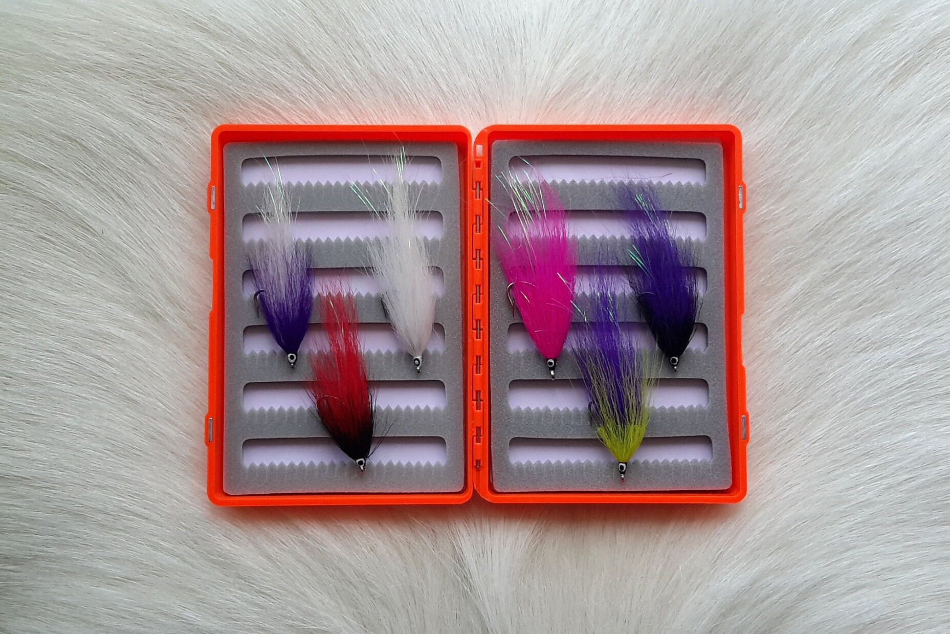 Fly Fishing Flies.. Combo... Comes With (6) Assorted Bucktail Deceivers ...
