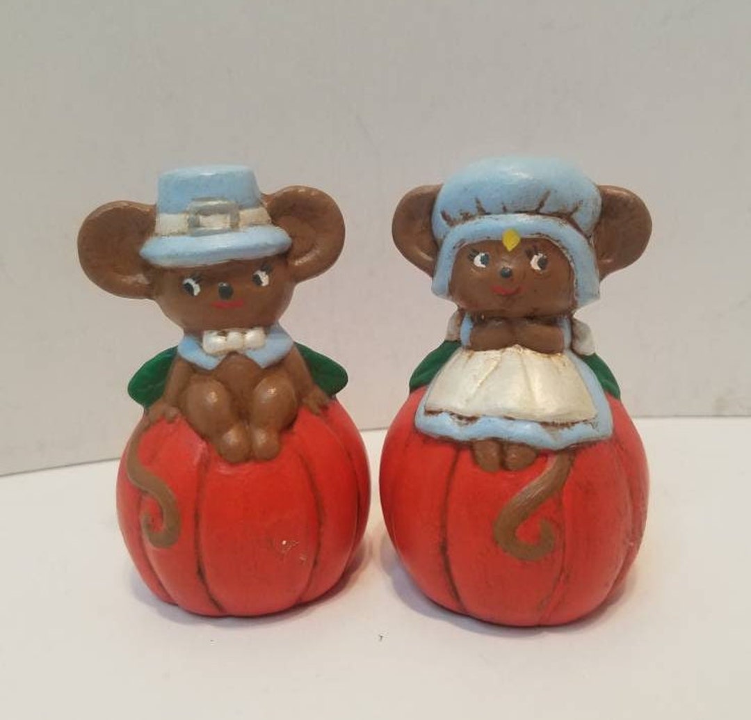 Ceramic Mice Pilgrim Boy Girl Sitting on Pumpkins Figurine Harvest Fall ...