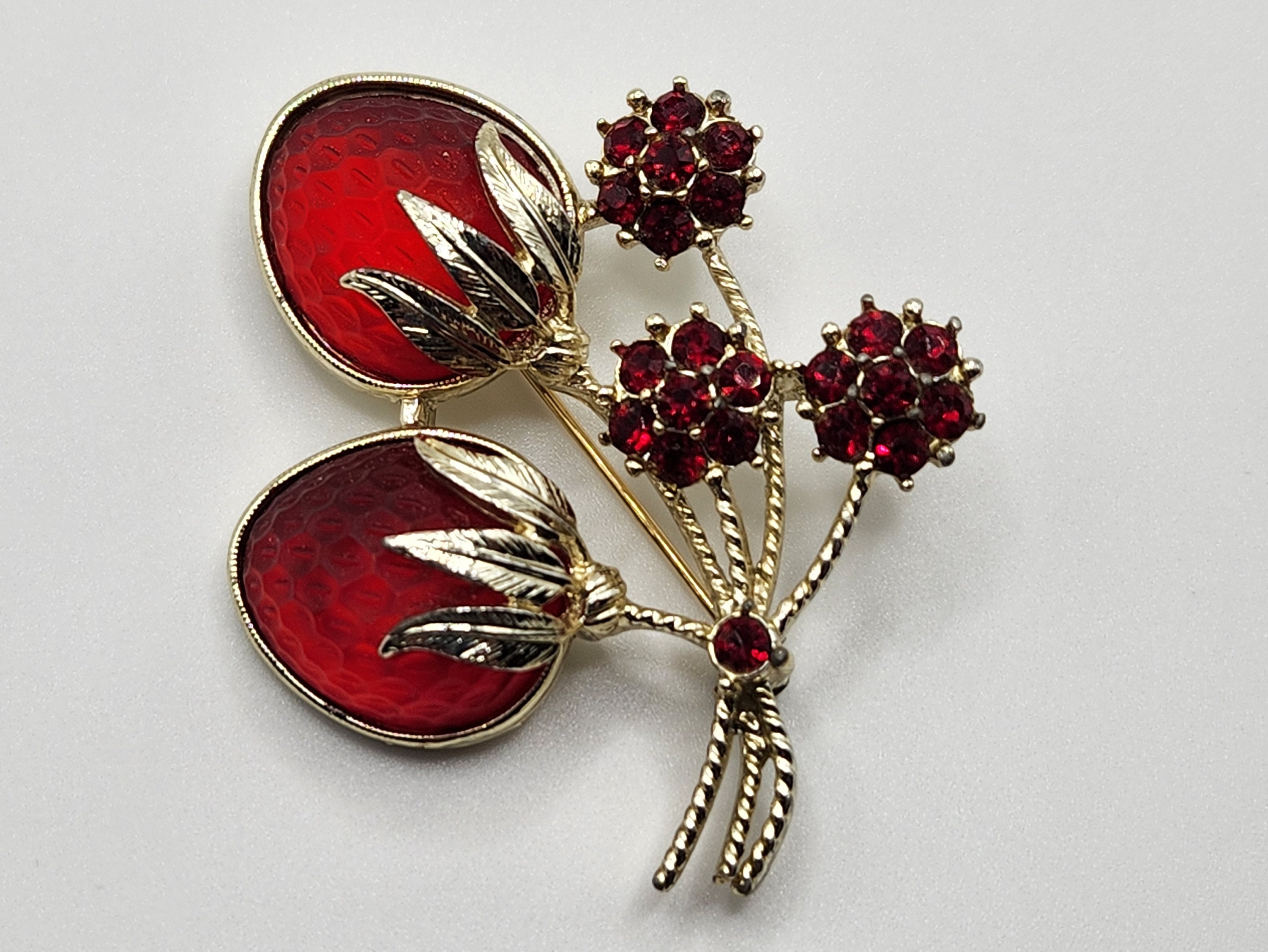 SakuraVintageShop Vintage Sarah Coventry Strawberry Festival 1966 Brooch Luminous Red Strawberries