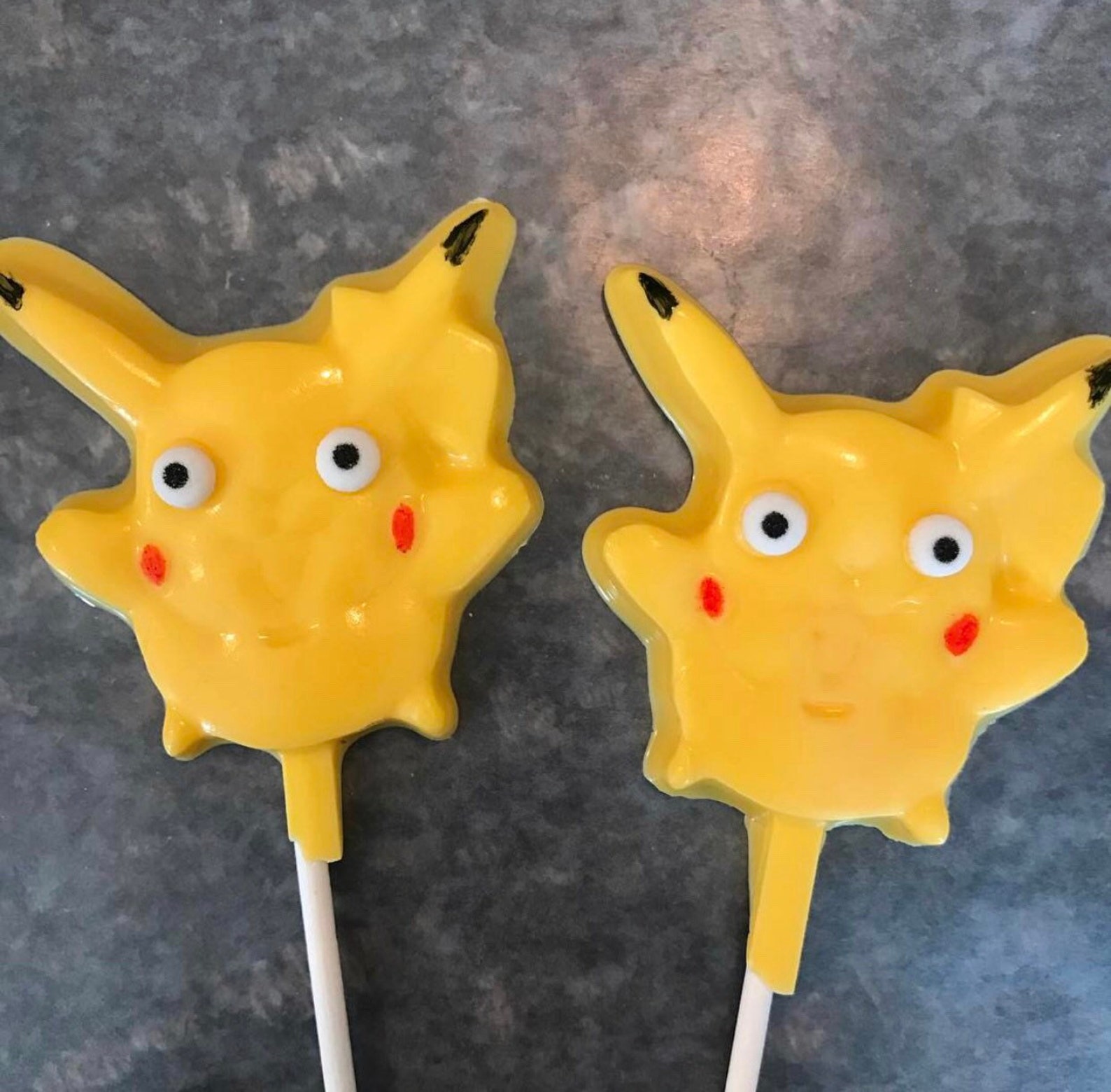 12 Pikachu chocolate lollipop favors | Etsy