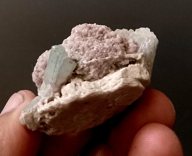 Spécimen de tourmaline paraiba avec lépidolite - Cristal de tourmaline ...