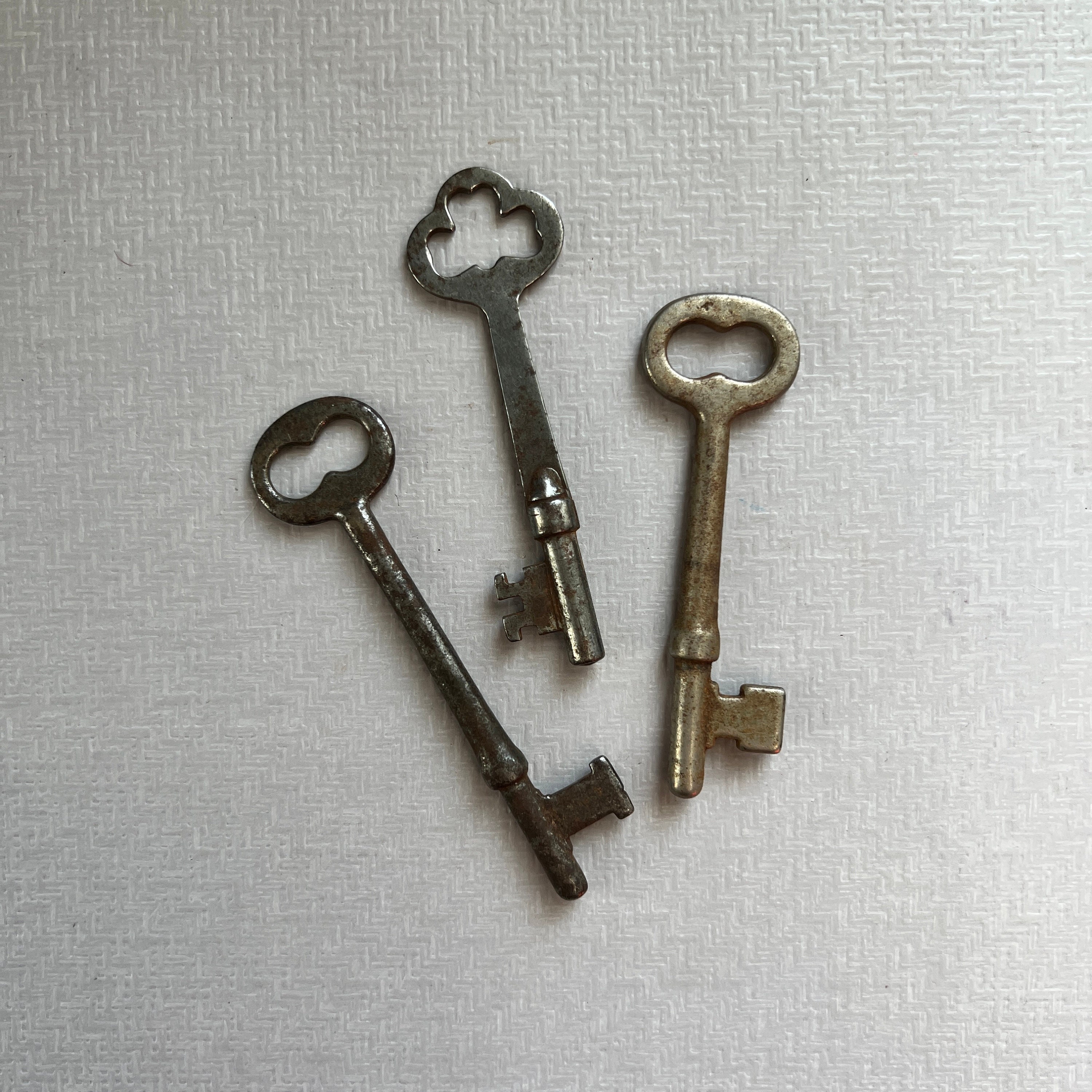 3 Vintage Metal Skeleton Keys w/Oval for Mixed Media Arts set 6 Craft ...