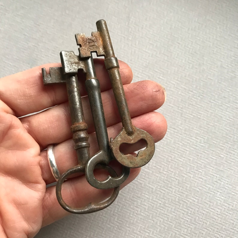 3 Vintage Metal Skeleton Keys w/Oval for Mixed Media Arts set 6 Craft ...