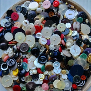 2 Pound of Vintage Mixed Buttons - Etsy
