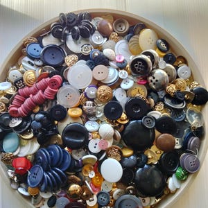 2 Pound of Vintage Mixed Buttons - Etsy