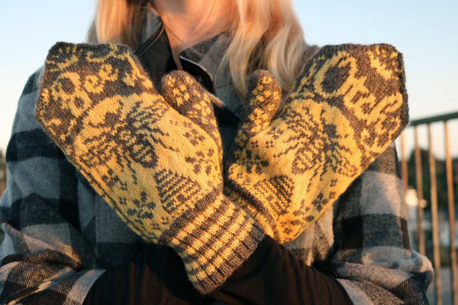 Bee-otch Knit Mitten Pattern – Funny Whimsical Mittens (PDF Pattern) - Etsy