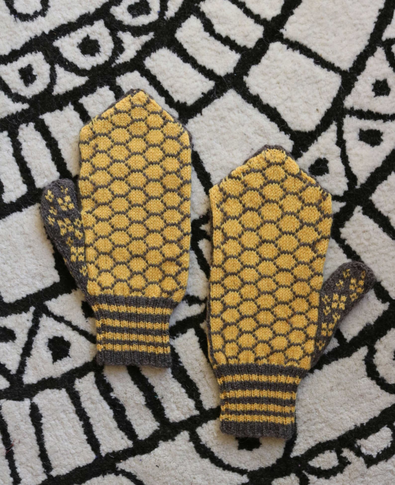 Hey Bee-otch Mittens - Mitten Pattern - Knitting Pattern - Bee Mittens ...