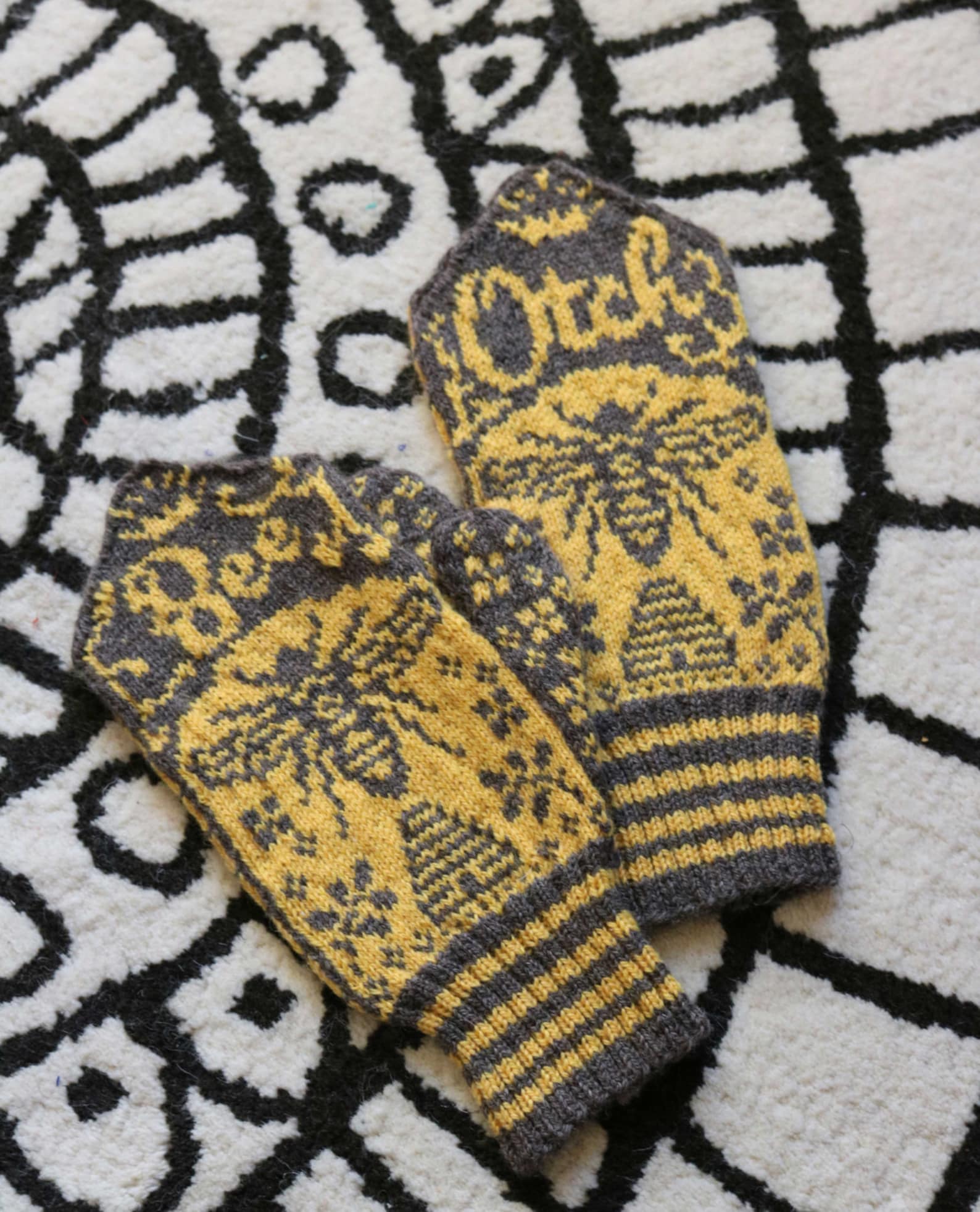 Hey Bee-otch Mittens - Mitten Pattern - Knitting Pattern - Bee Mittens ...